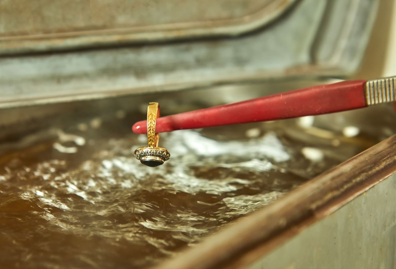 Ultimate Guide to Cleaning Your Jewellery – VISIT